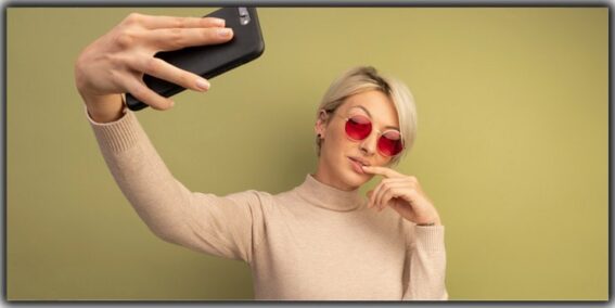 21 Cute Selfie Poses Ideas - Graphic Experts India