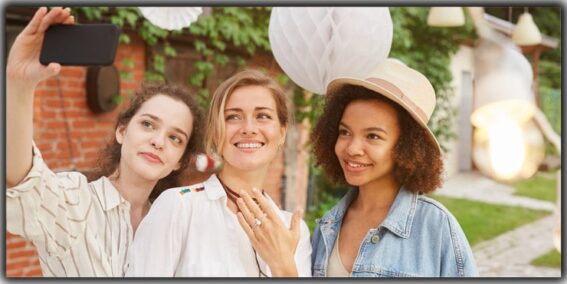 21 Cute Selfie Poses Ideas - Graphic Experts India